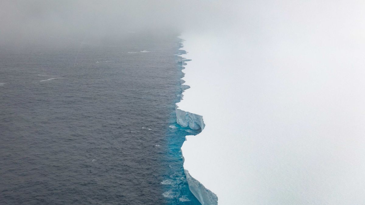 El iceberg más grande del mundo se desprendió y navega por el océano ...