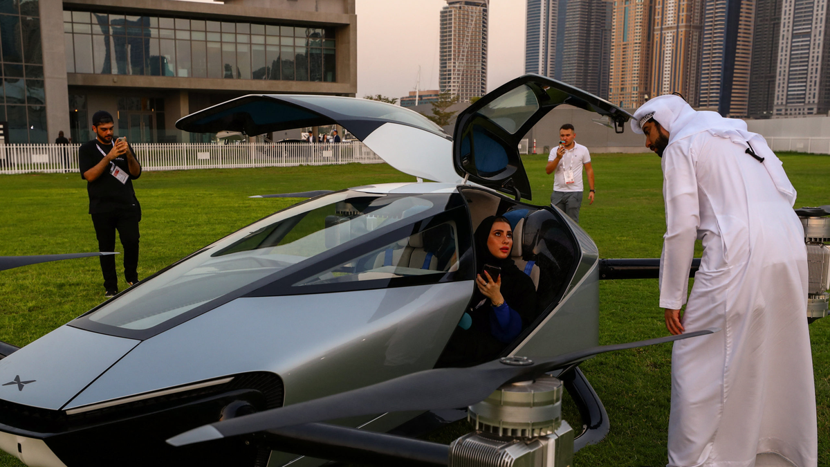 El auto volador chino hizo su primer vuelo público en Dubái