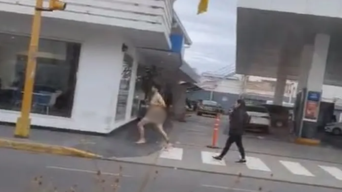 Insólito: filmaron a un hombre corriendo desnudo por el centro de Santiago del Estero