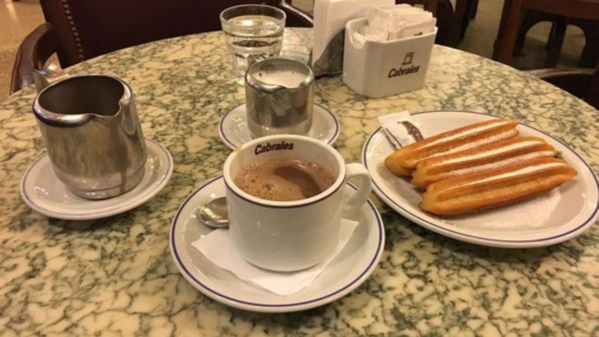 Cuánto cuesta un chocolate caliente con 3 churros en Café Tortoni en ...