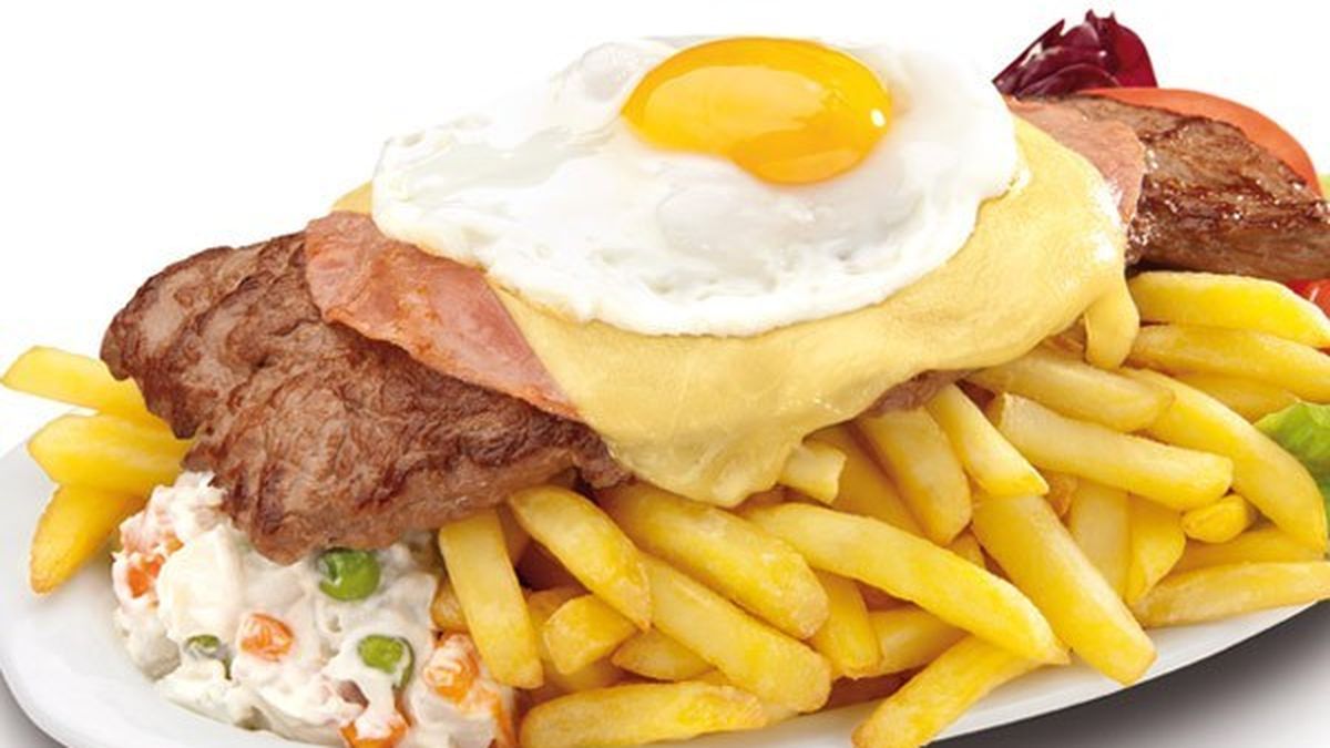 El chivito, una comida típica uruguaya iniciada por un argentino