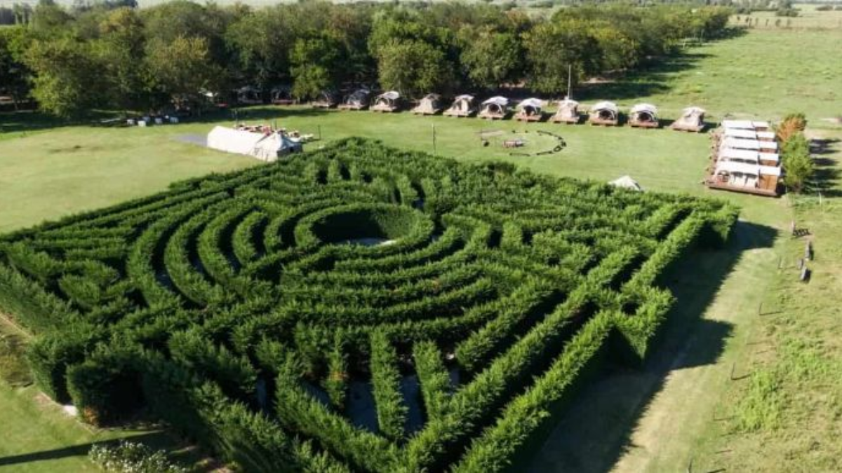 Turismo de escapada: el mágico pueblo con un laberinto sorprendente en ...