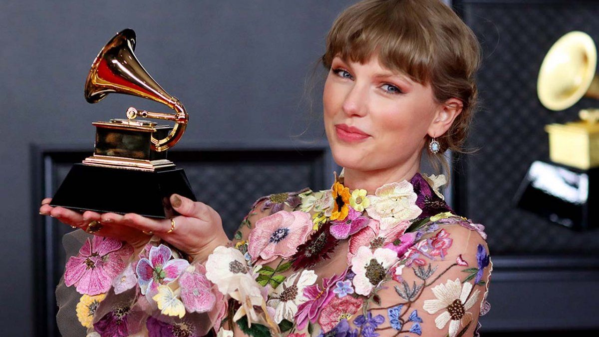 Taylor Swift lanza This Love (Taylors version) para sorpresa de sus fans