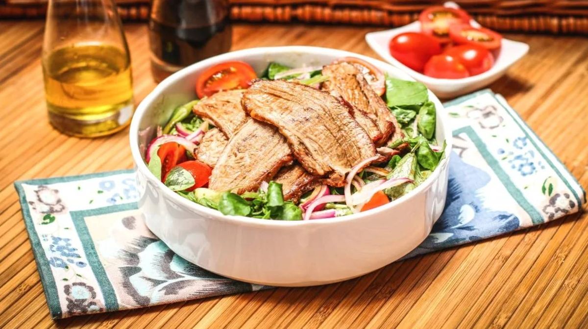 Cómo hacer una ensalada de carne con la receta de Maru Botana
