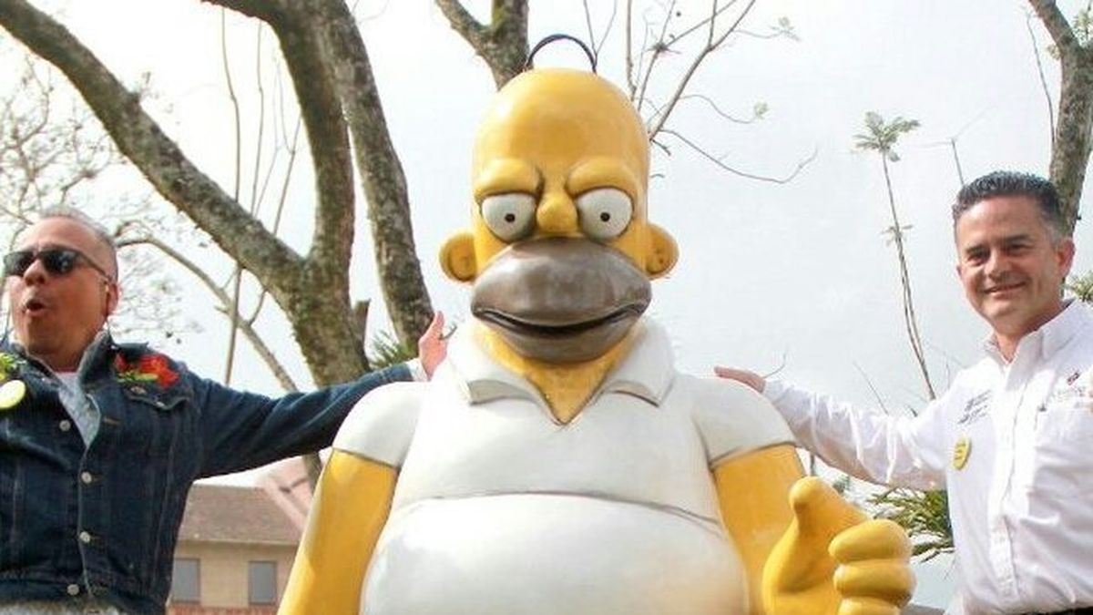 Inauguran polémica estatua de Homero Simpson en México