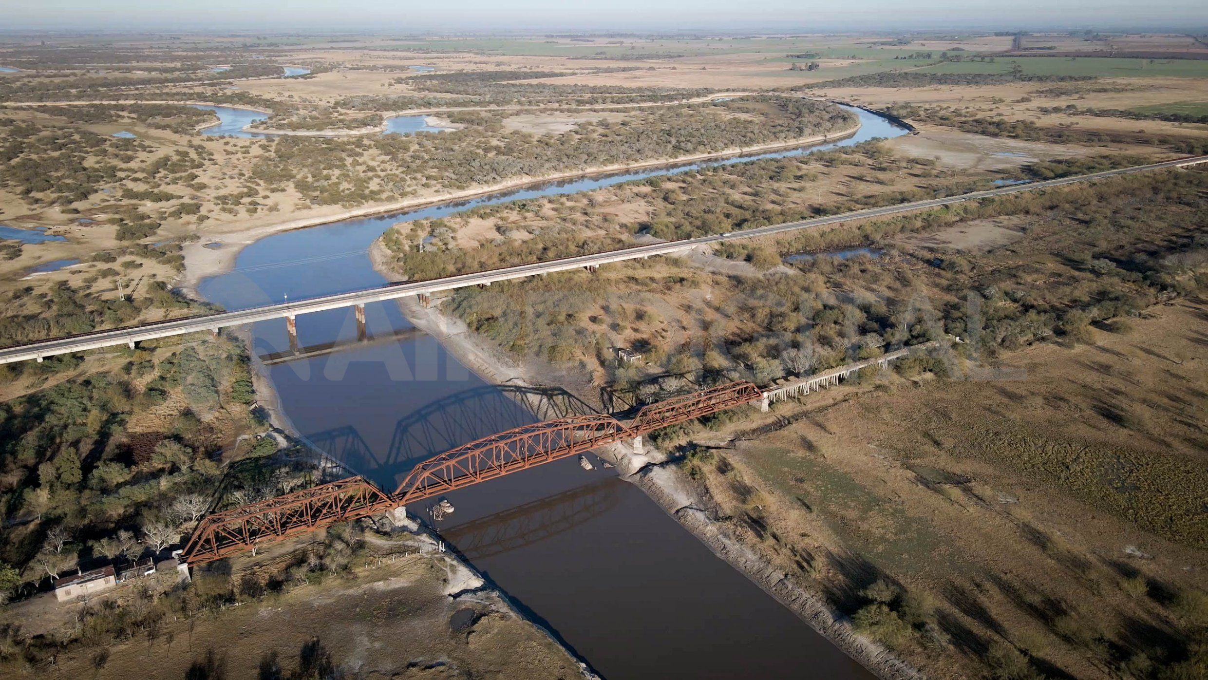 Las meandros, los puentes y el valle del río Salado, en una bajante ...