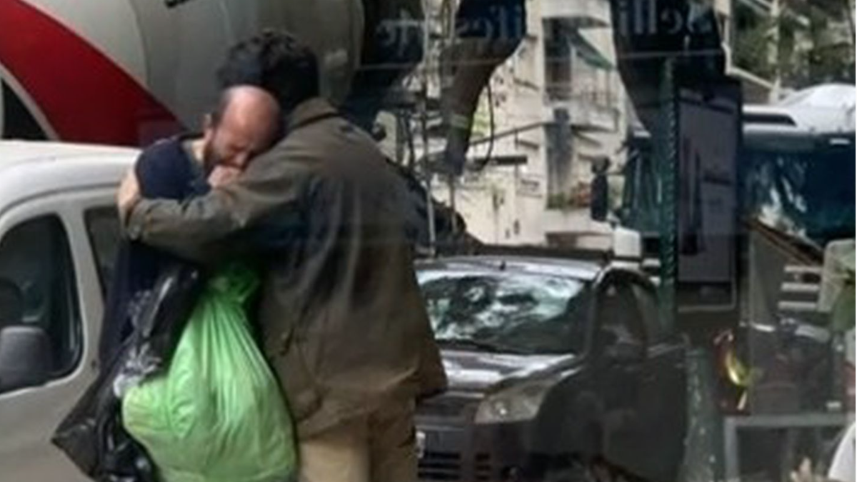 Ayudó a un indigente y conmovió a todos: No me abraces porque tengo olor