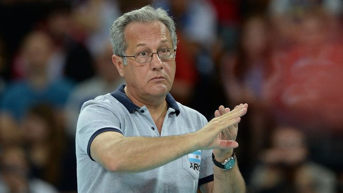 Velasco arregló su continuidad al frente del seleccionado nacional