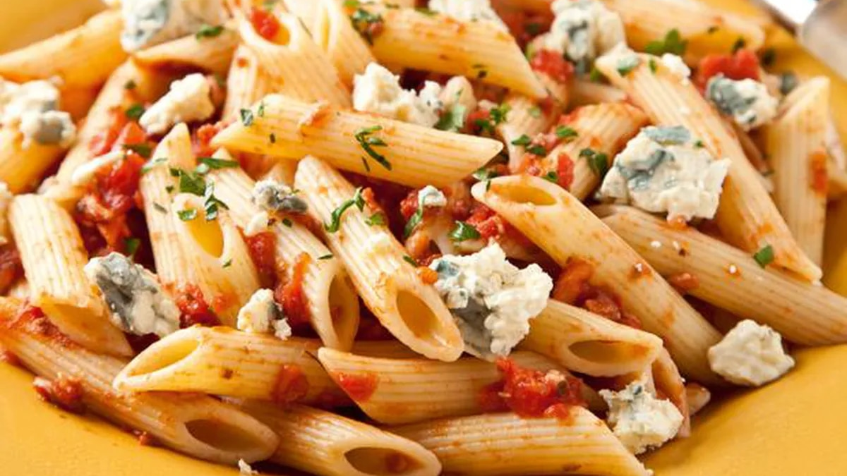 Cómo hacer fideos con salsa de queso azul y panceta