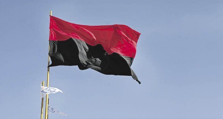 Volvió a flamear la bandera de Colón