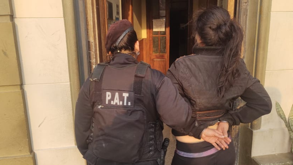 Detuvieron a una mujer con un cuchillo y un revólver en la puerta de un banco