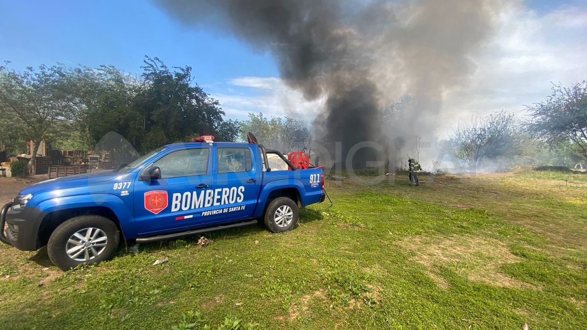 Una brasa encendida provocó un incendio de pastizales en barrio Altos ...