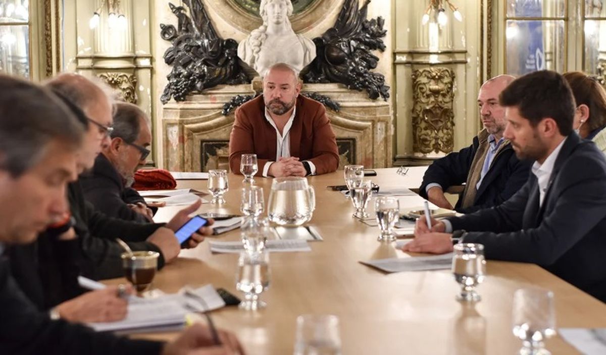 El Gobierno se desentiende y la oposición pide explicaciones: la ...