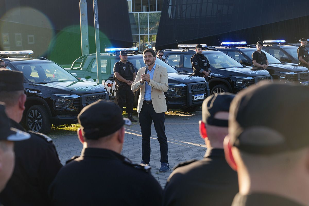 Maximiliano Pullaro entregó 190 camionetas a la Policía de Rosario ...