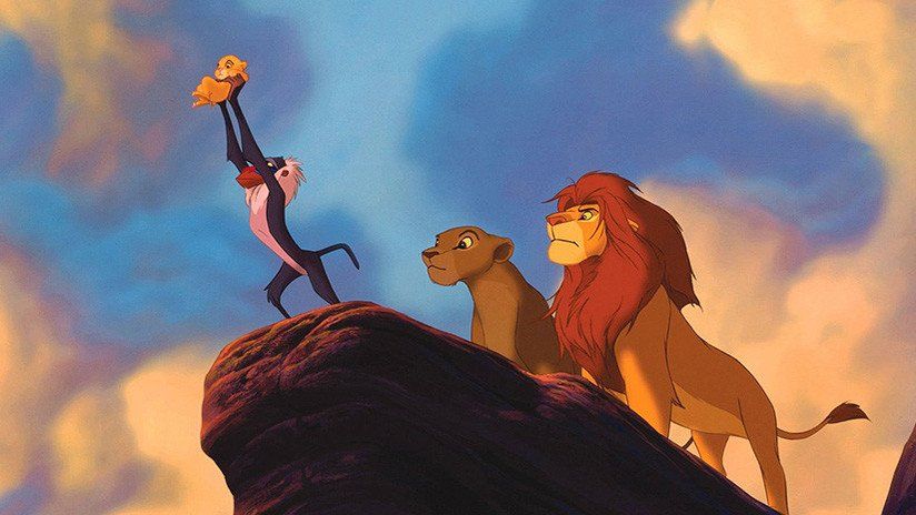 Un mono recrea a la perfección la icónica escena de El Rey León