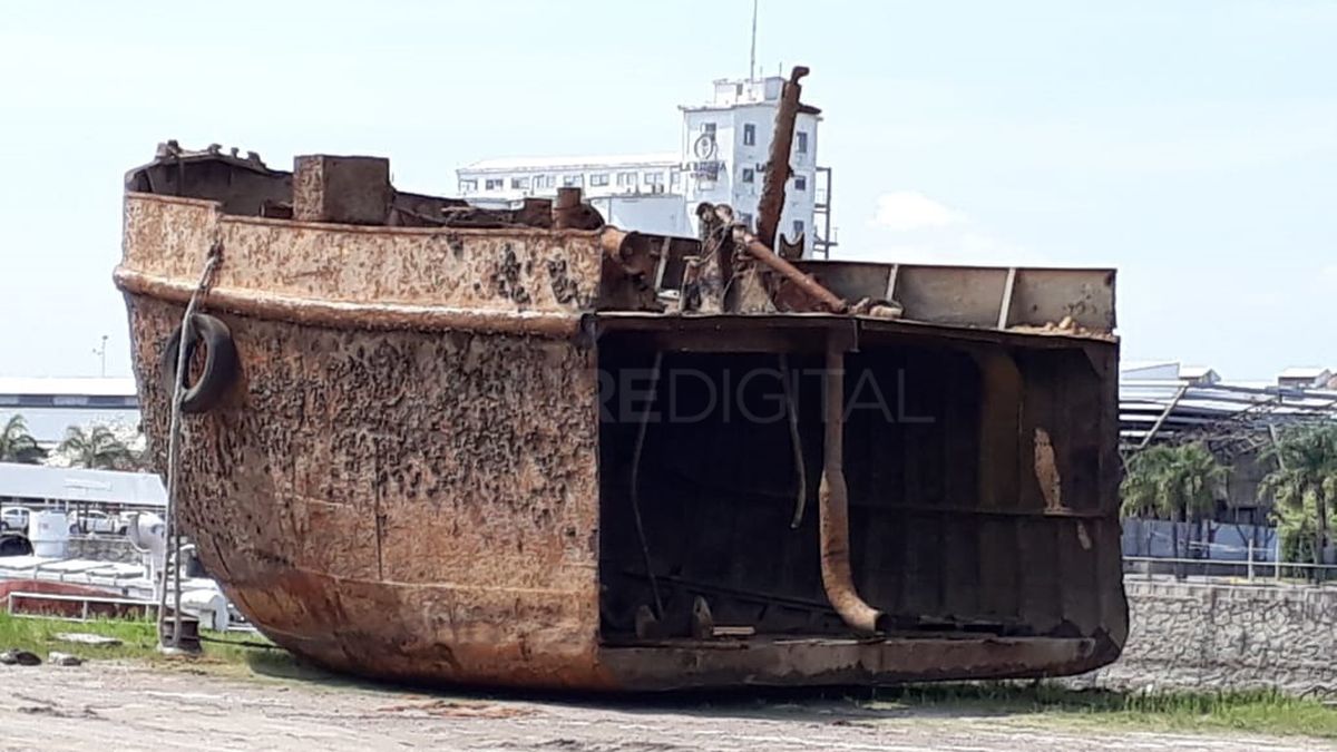 El último adiós al Rigel, el buque hundido en el Dique 1