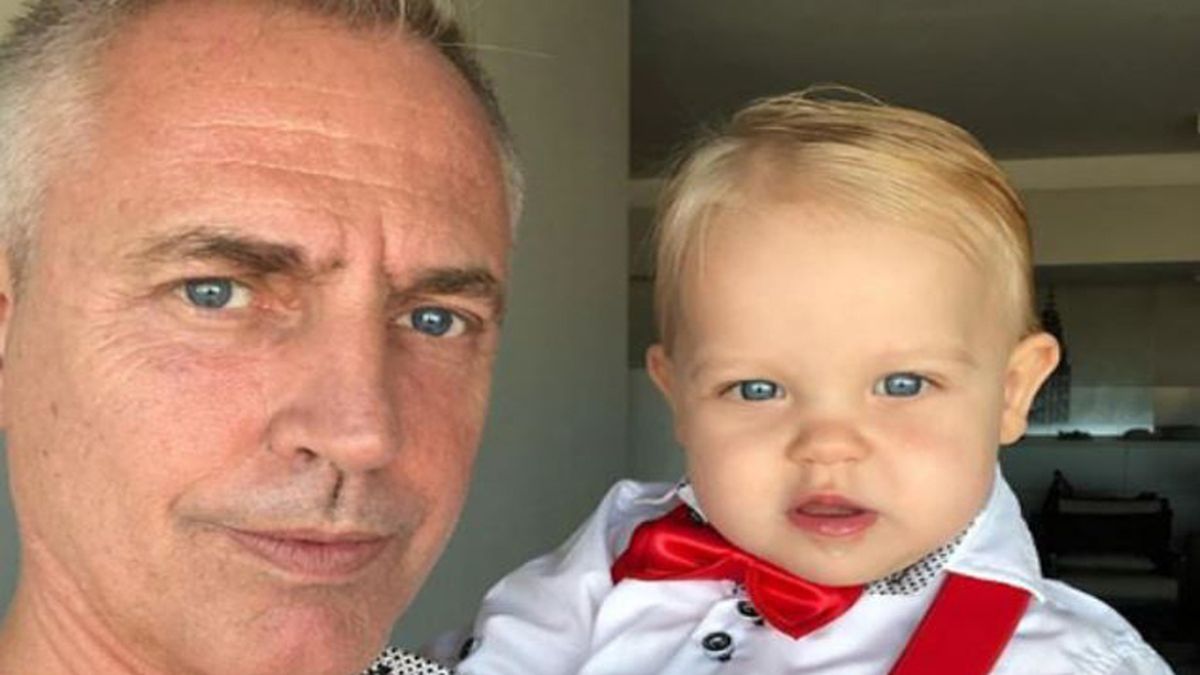 Mirko aprendió a nadar y se divierte en la pileta junto a Marley