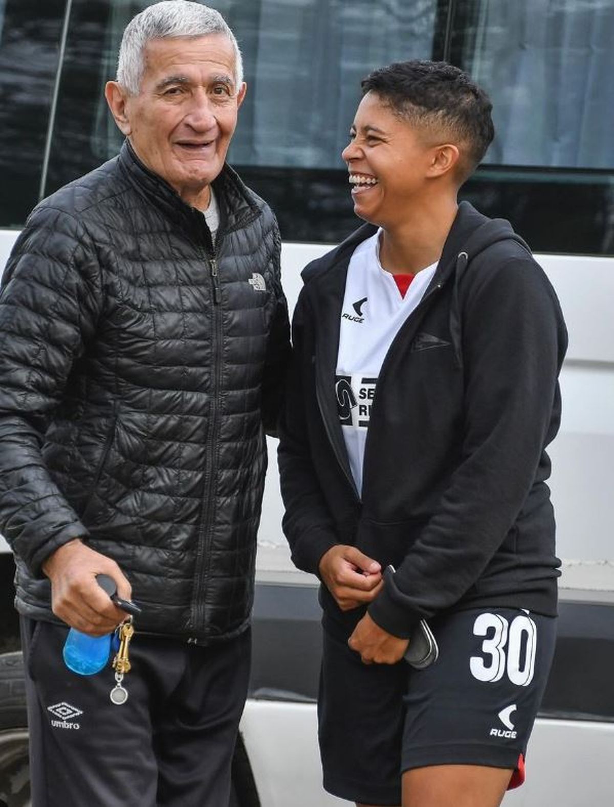 Se viralizaron las fotos románticas de la Bruja Verón con su novia 50 años menor