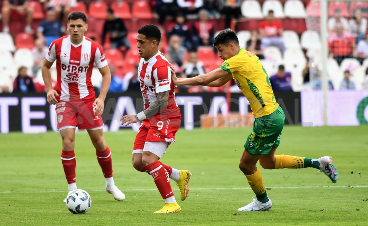 Quién es Zoe Álvarez, la DESPAMPANANTE MODELO que blanqueó la ...