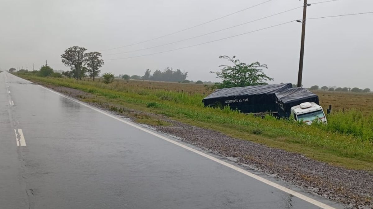 Accidente de tránsito en Ruta 80: un camión chocó con un auto y cayó a ...