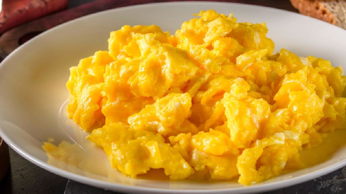 El sencillo truco para hacer huevos revueltos cremosos y suaves