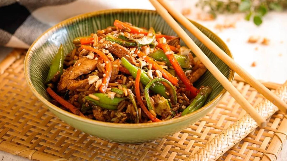 Cómo hacer un salteado de pollo y arroz, con la receta de Maru Botana