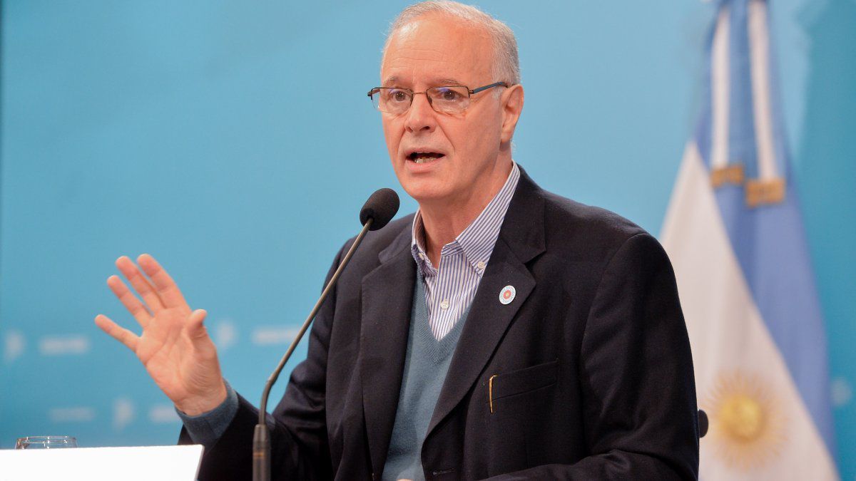 El hombre es bueno pero si se lo controla es mejor, la frase de Gollan ...