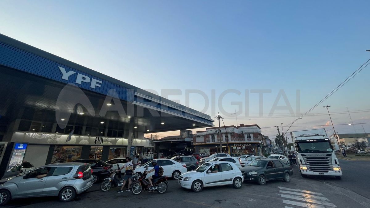 Inminente aumento: largas filas de autos para cargar nafta en las YPF de Santa Fe