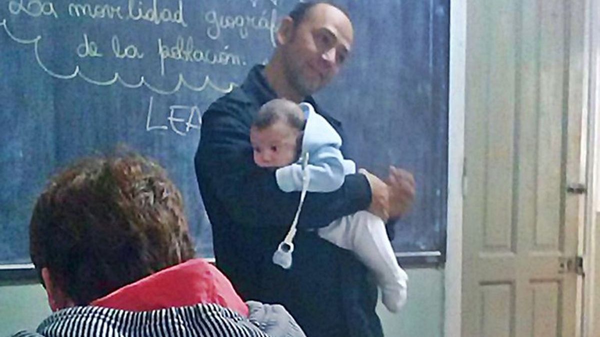 Profesor durmió al “inquieto” bebé de una alumna mientras daba clase