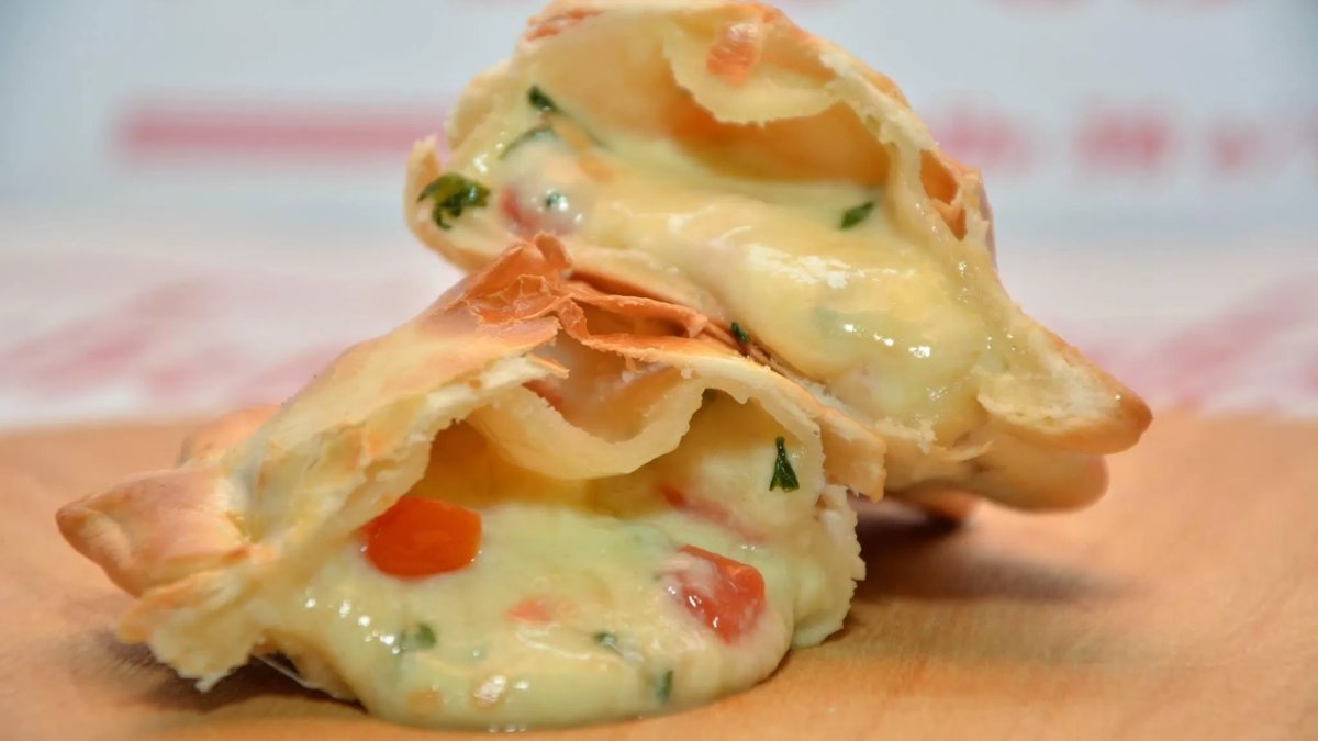 Cómo hacer empanadas caprese para la entrada navideña