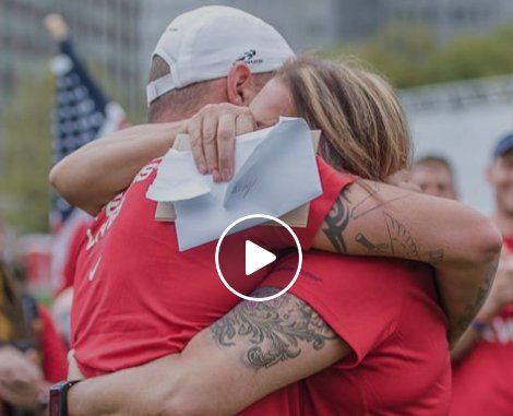 Hijo sorprende a su madre biológica que lo dio en adopción hace 35 años