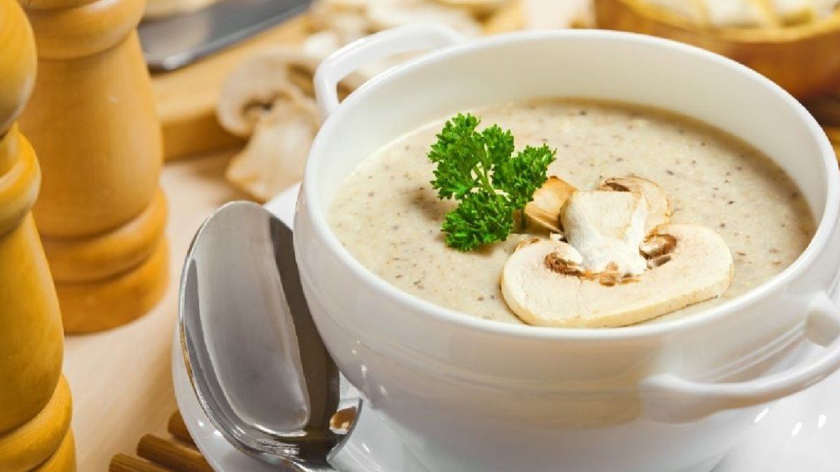 Cómo hacer una sopa crema de champiñones al vino blanco