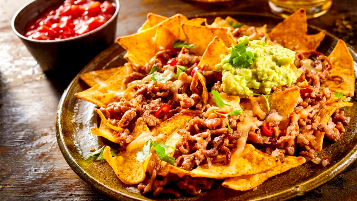 Cómo hacer unos nachos caseros súper rápido y baratos: la receta fácil