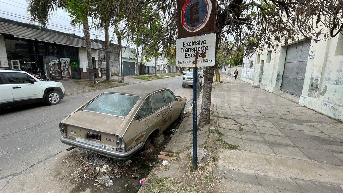 Barrios Los Hornos: un auto abandonado preocupa a la comunidad de la ...