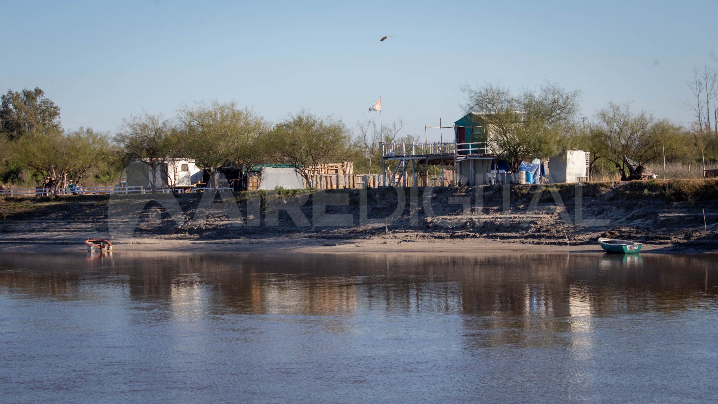 Las meandros, los puentes y el valle del río Salado, en una bajante ...
