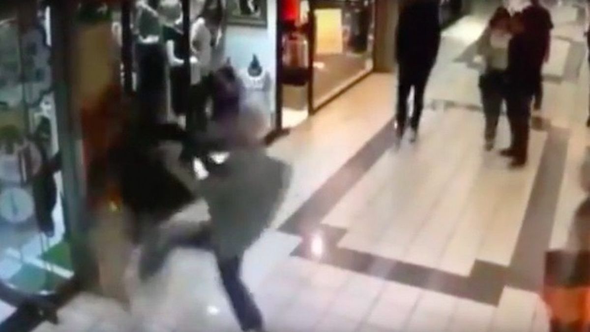 Un abuelo liquidó a un ladrón de una patada