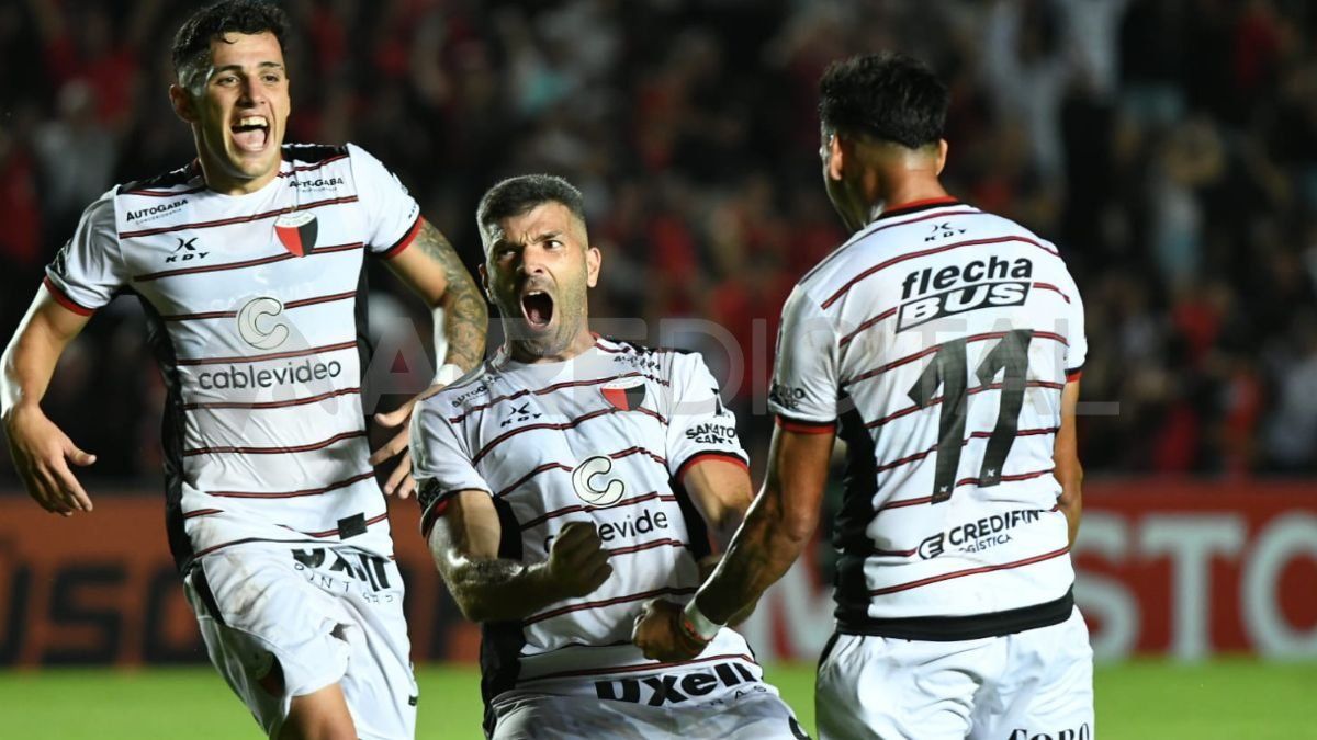 Colón sufrió, pero ganó: de la mano de sus delanteros logró el primer ...