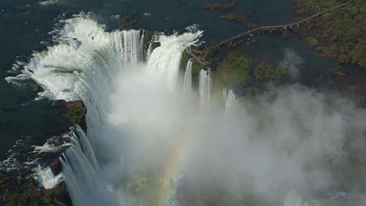 Imprudencia al extremo: por mirar su celular, cayó a las Cataratas del ...
