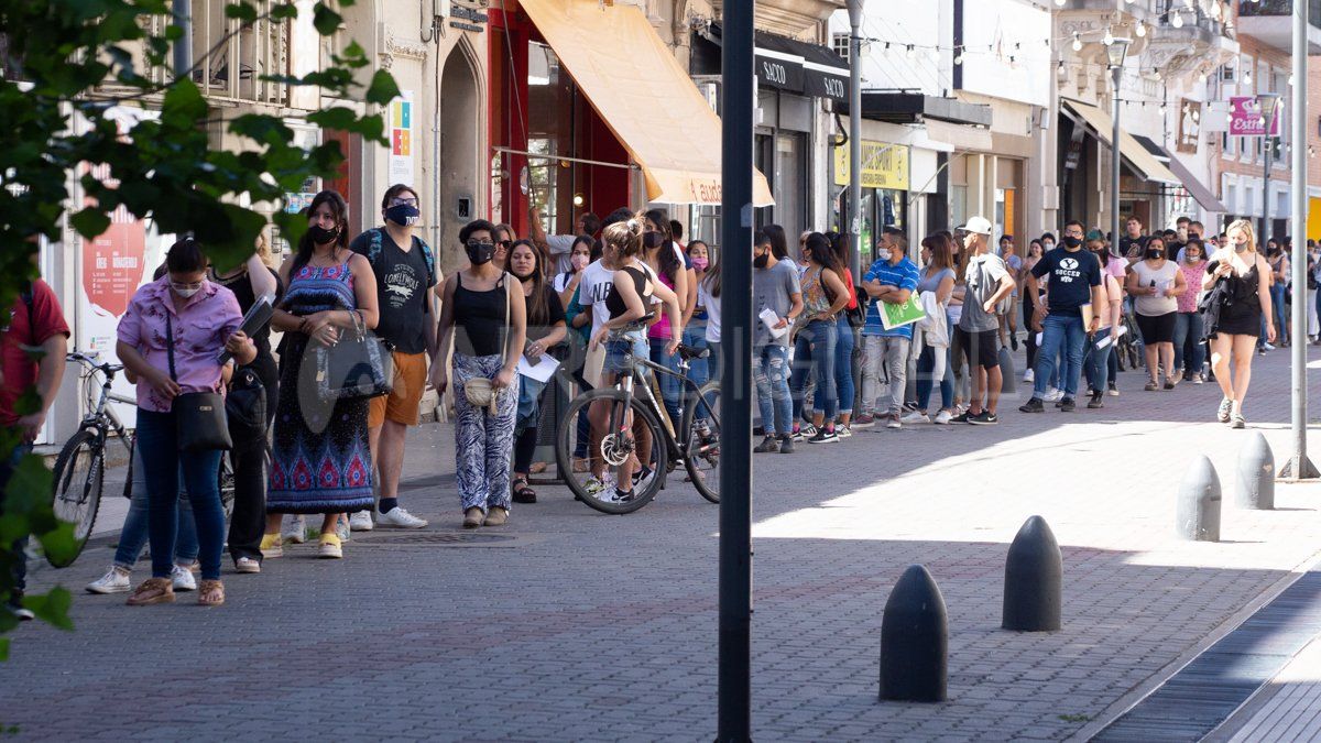 Casi dos cuadras de fila para conseguir trabajo en una cafetería que ...