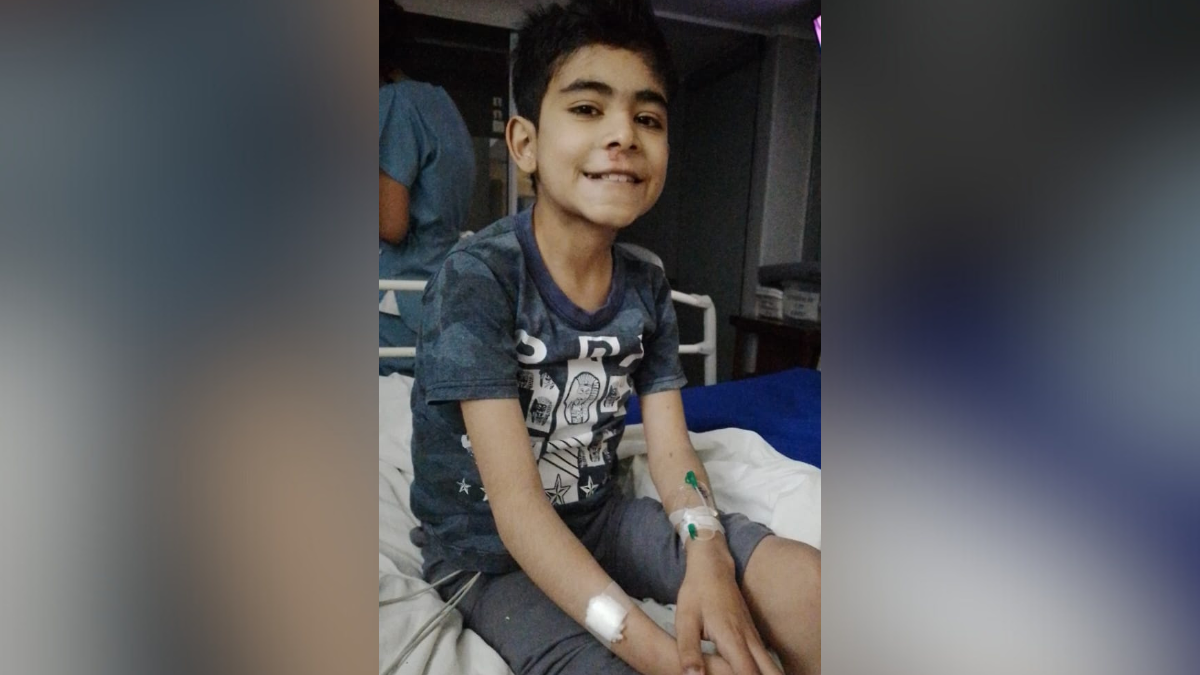 Iker tiene diez años, es santafesino, espera un trasplante de corazón y necesita ayuda económica