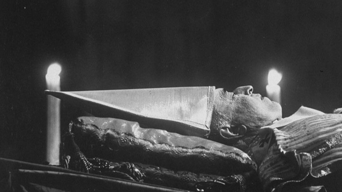 El insólito funeral de un Papa: su cuerpo estalló en pleno velorio