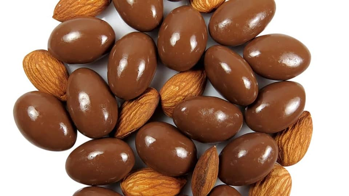 La receta fácil para hacer almendras cubiertas en chocolate en 5 ...