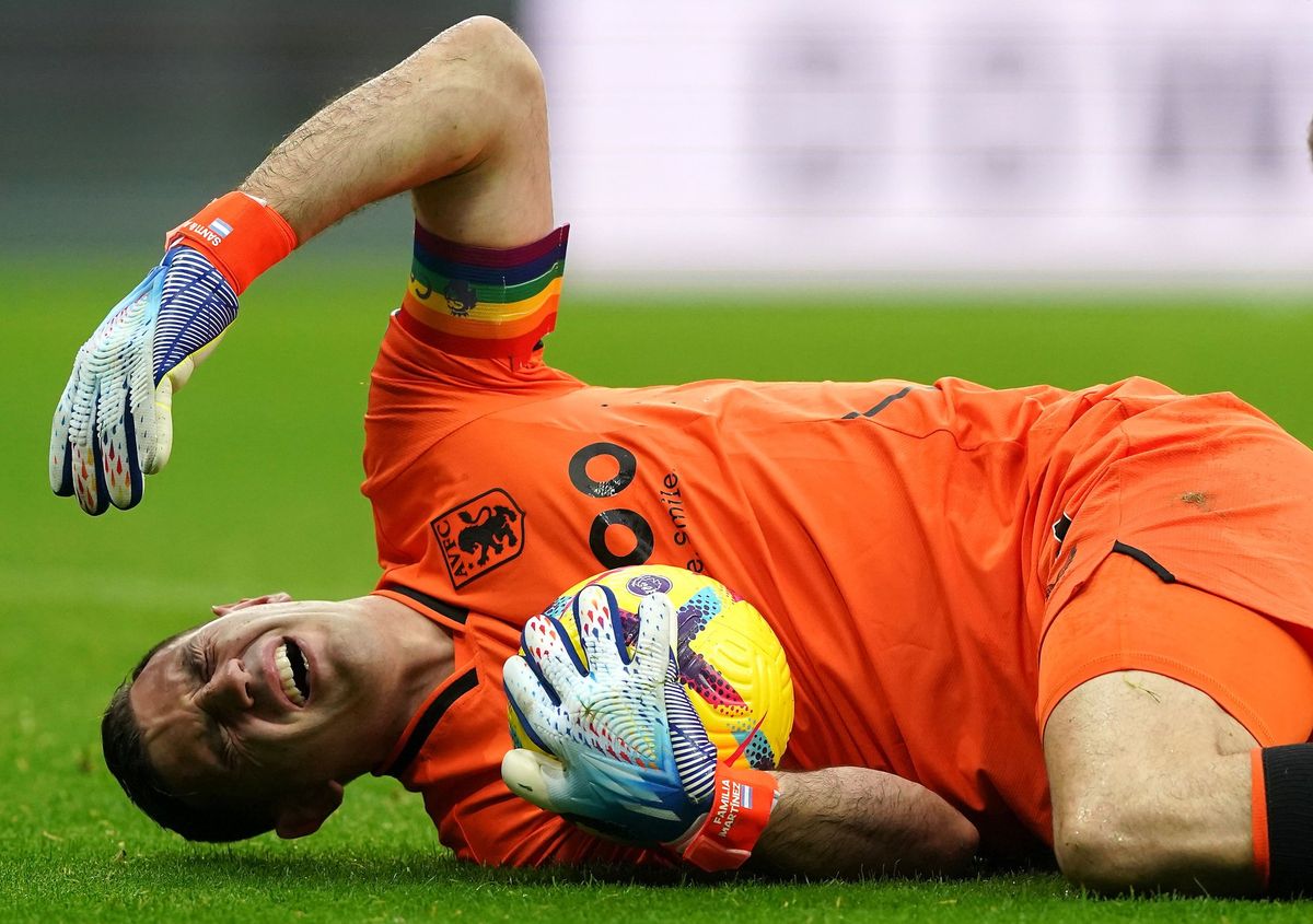 Dibu Martínez salió lesionado y preocupó a la Selección Argentina de ...