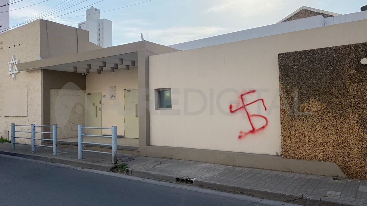 Pintaron una esvástica en la sinagoga de la ciudad: La cruz está hasta ...
