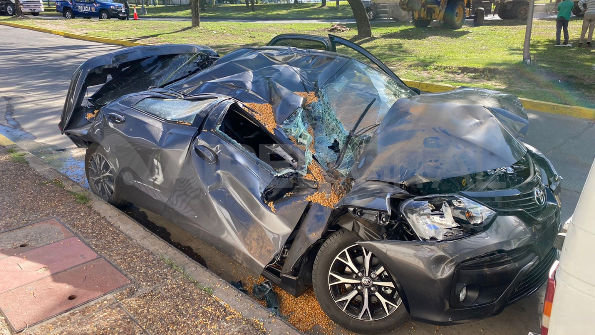 Cómo fue el operativo de rescate de la mujer atrapada en un auto ...