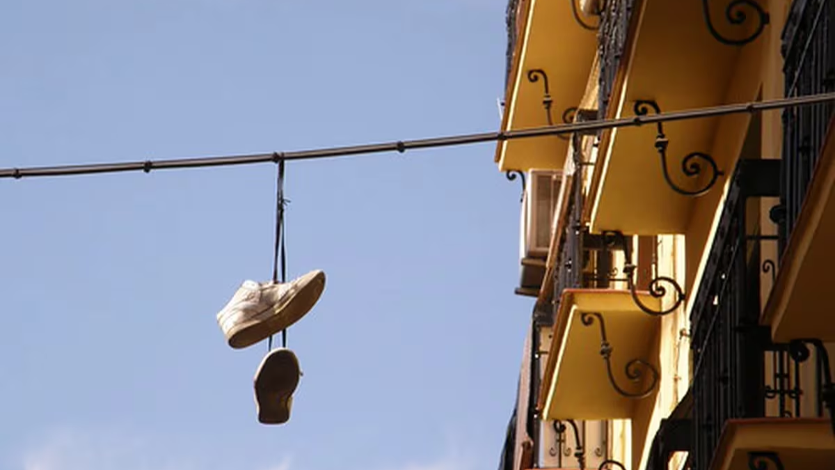 El macabro significado de colgar zapatillas de los cables