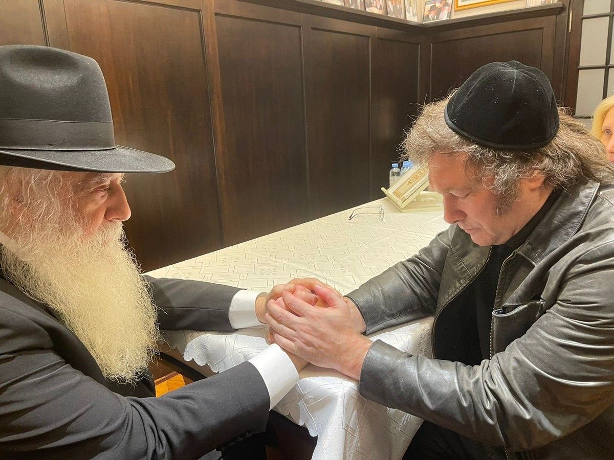 Milei en Once: recibió la bendición de un reconocido rabino y participó ...