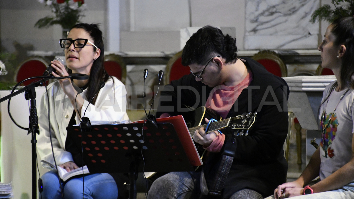 Leda, la sanadora recibe a miles de fieles en la ex Rural, entre ellos, la madre y el hermano de ...