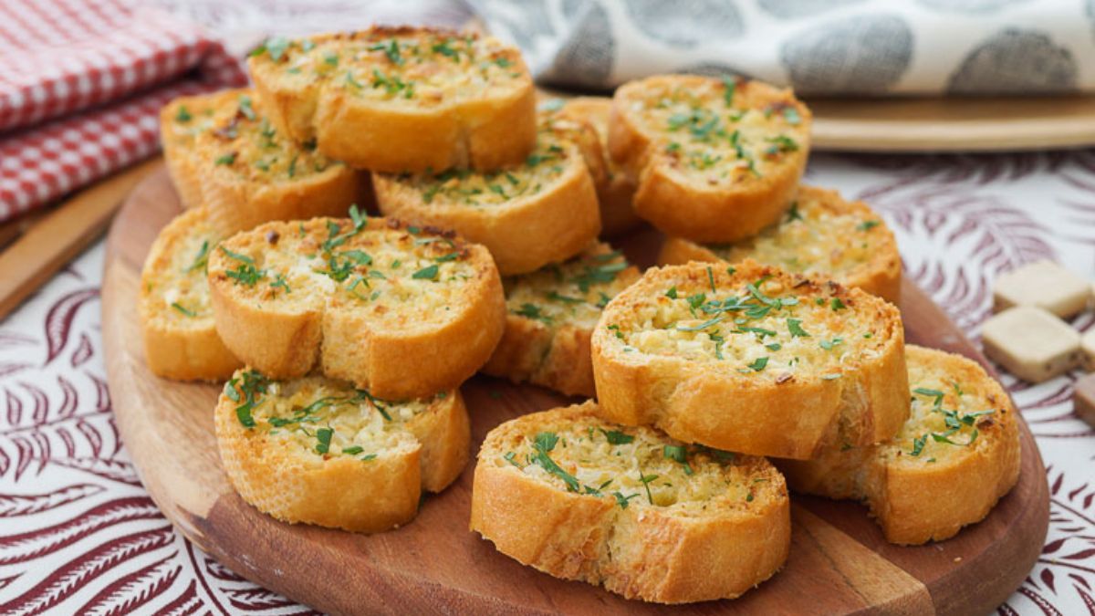 Pan de ajo en sartén: la receta casera lista en 15 minutos