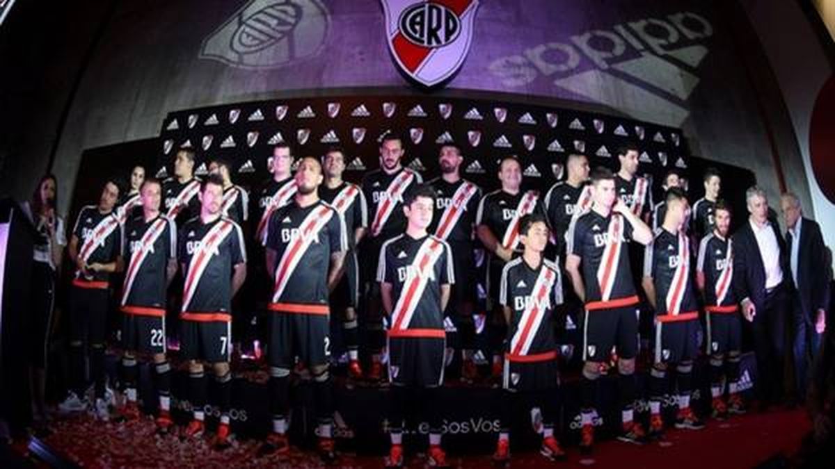 River presentó su camiseta en homenaje a Labruna